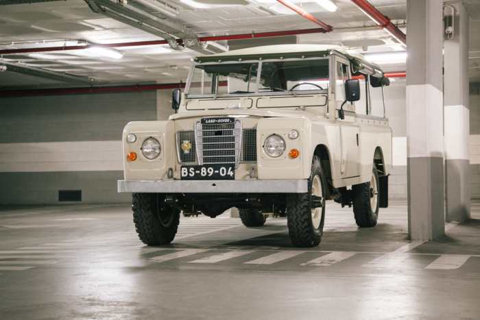 This Vintage Land Rover SIII 109 Overdrive Is Just Legendary - Airows