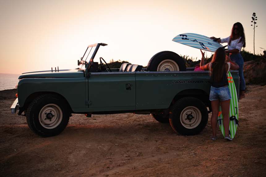 An Eyeful Of Two Gorgeous Girls And Their Vintage Land Rover - Airows