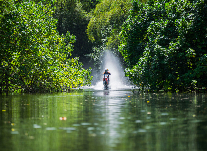 15 Incredible Photos Of A Dude Riding A Dirt Bike On Water - Airows