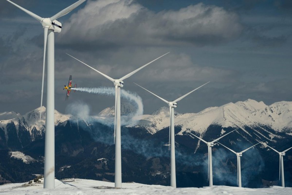 Watch An Ace Pilot Blitz Through Wind Turbines At Crazy Speeds - Airows