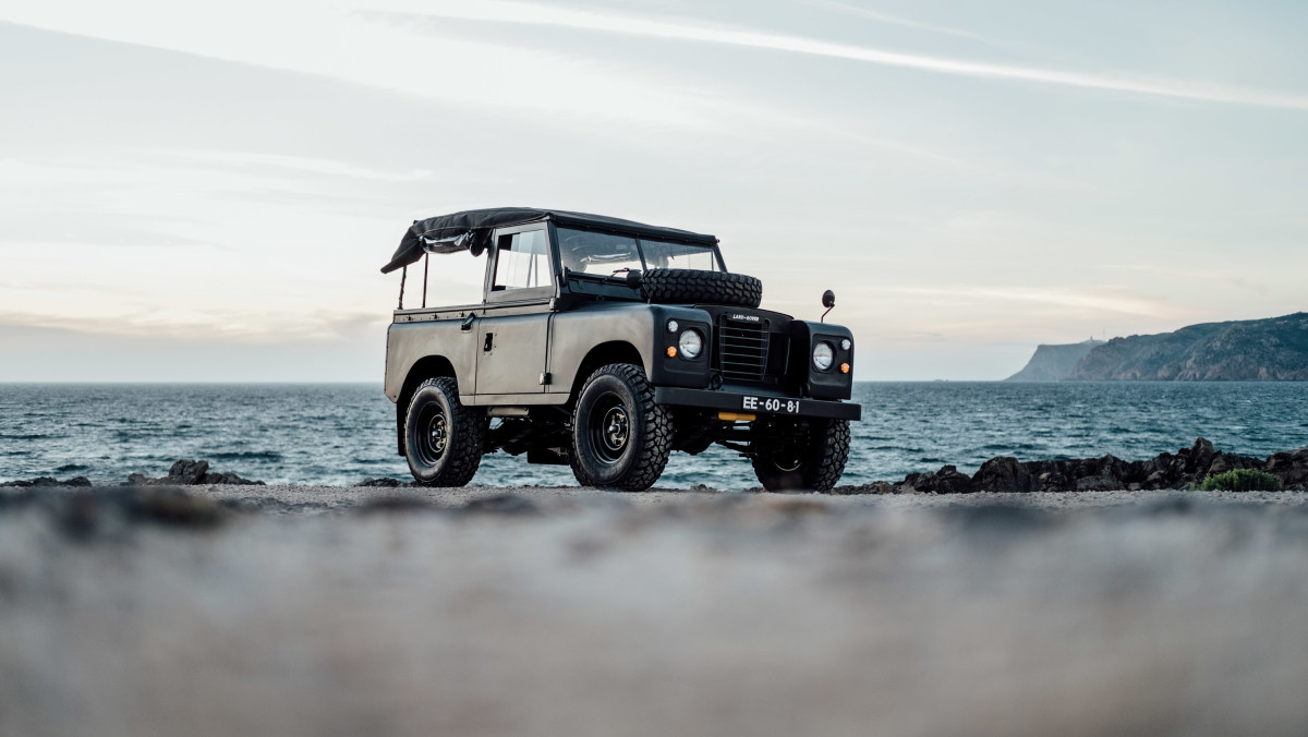 This Blacked-Out Vintage Land Rover Is Incredible - Airows