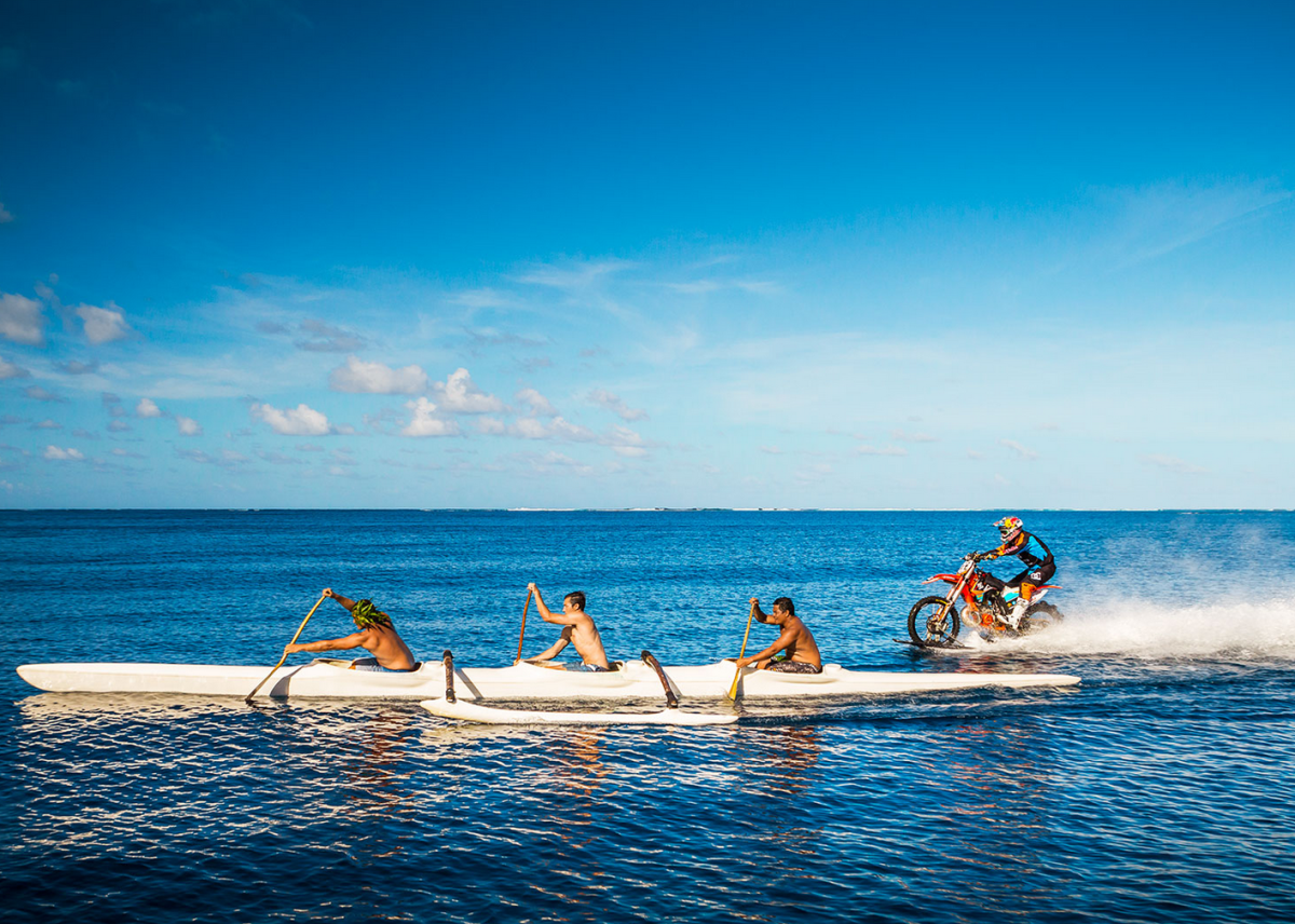 15 Incredible Photos Of A Dude Riding A Dirt Bike On Water - Airows
