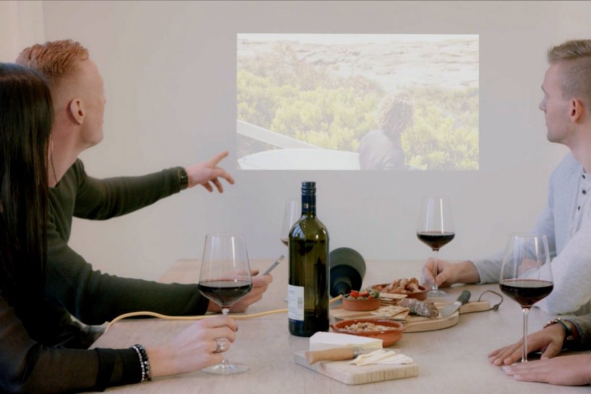 Geniuses Made a Lightbulb That Can Project Video Onto Any Surface - Airows