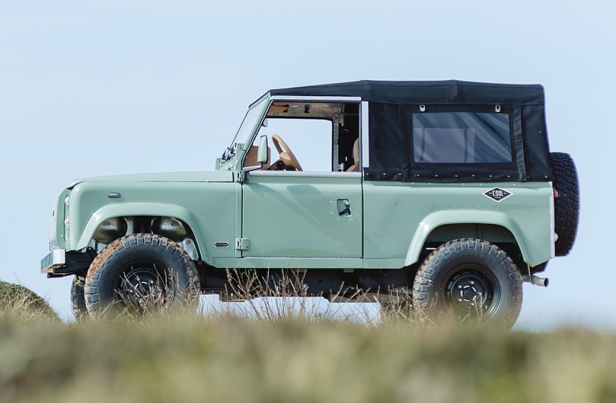 Car Porn: Custom 2002 Land Rover Defender - Airows